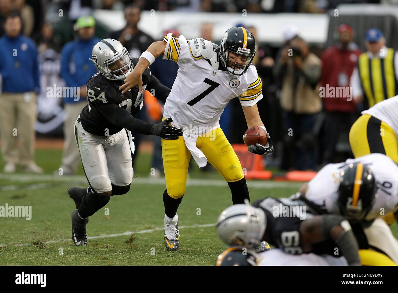 Oakland Raiders outside linebacker Kevin Burnett (94) pressures ...