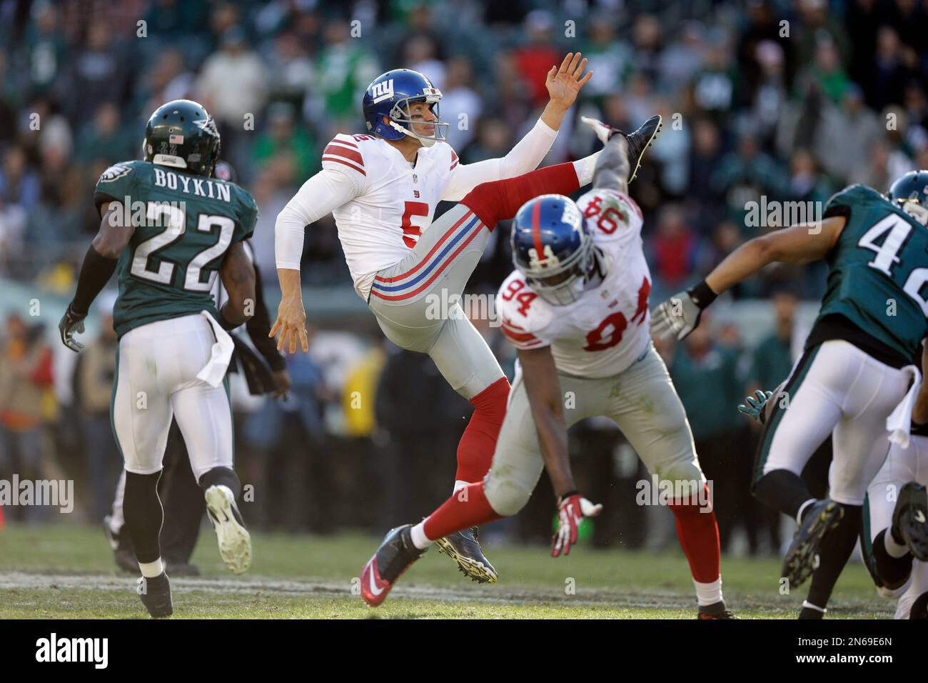 New York Giants punter Steve Weatherford (5) in action during the ...