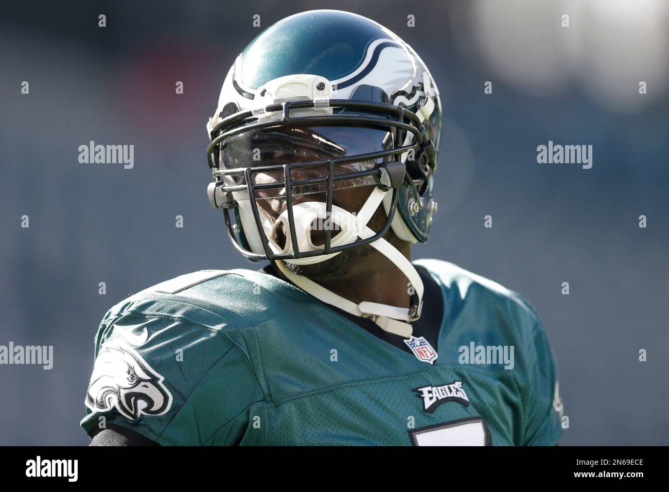Philadelphia Eagles quarterback Michael Vick warms up before an NFL ...