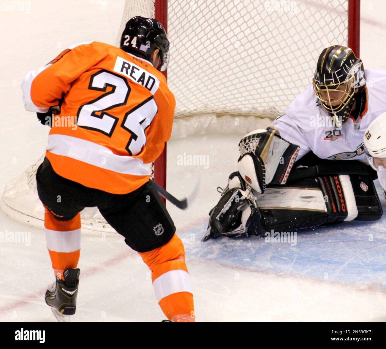 Philadelphia Flyers' Matt Read (24) scores past Anaheim Ducks goalie ...