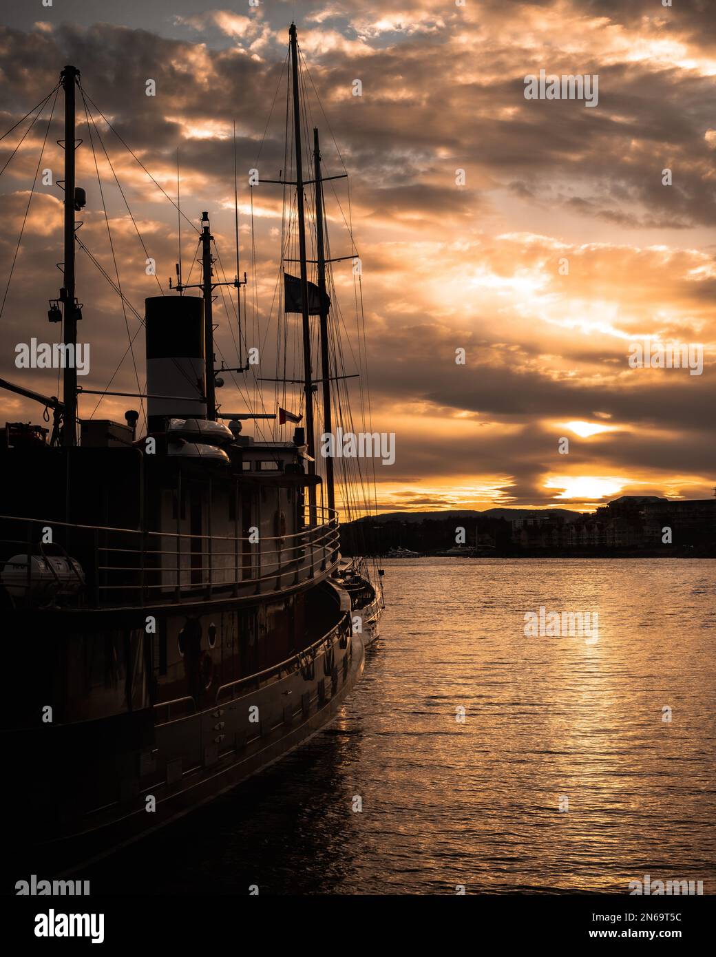 Boat sunset hi-res stock photography and images - Alamy