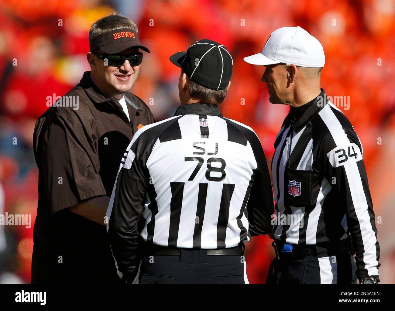 Cleveland Browns coach Rob Chudzinski, left, talks with side judge Greg ...