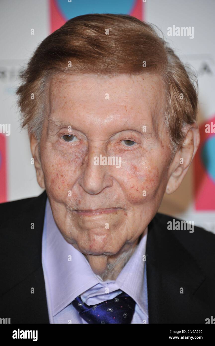 Sumner Redstone arrives at the Friendly House Los Angeles' 24th Annual ...