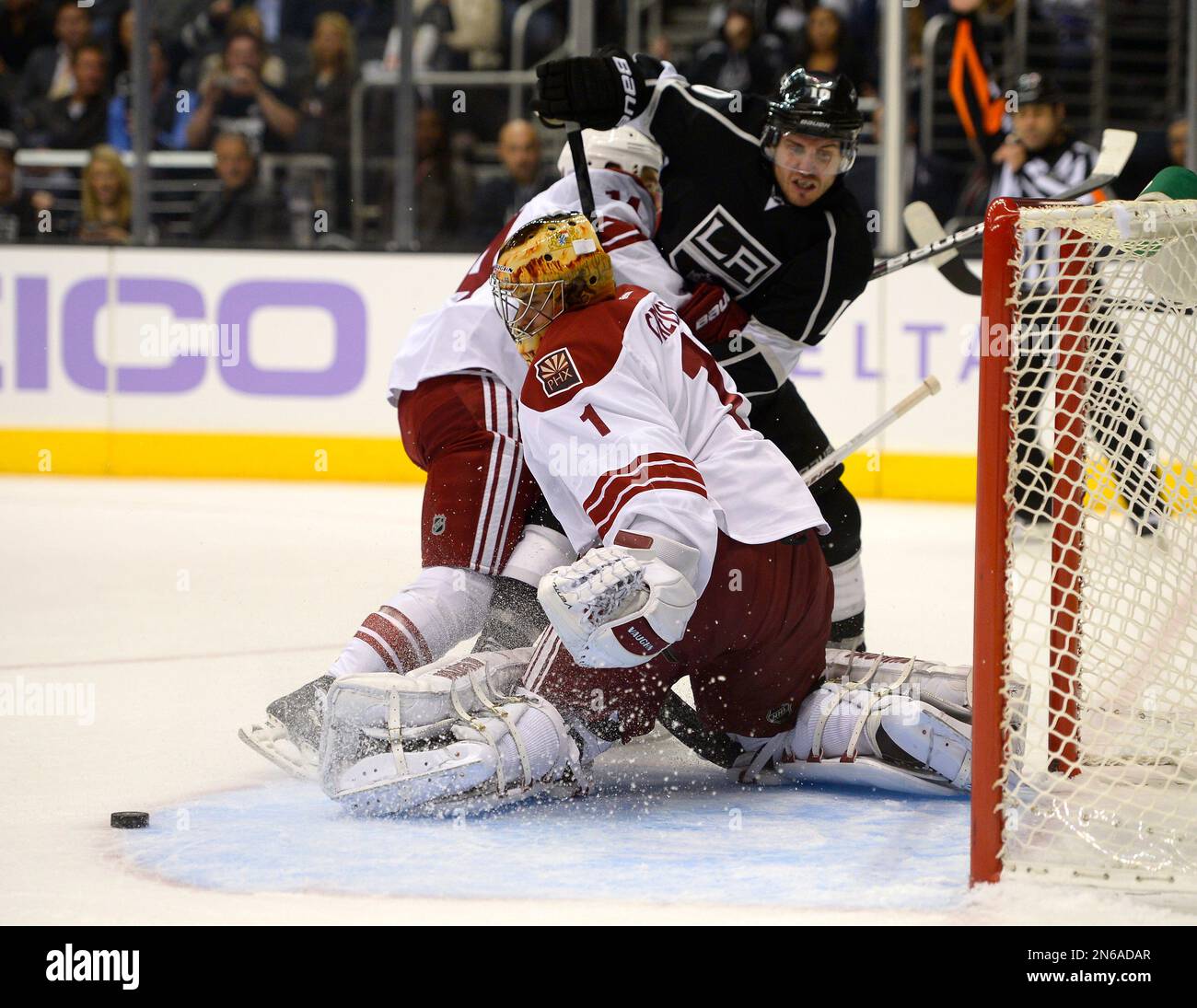 Los Angeles Kings center Mike Richards, right, tries to get a shot in ...