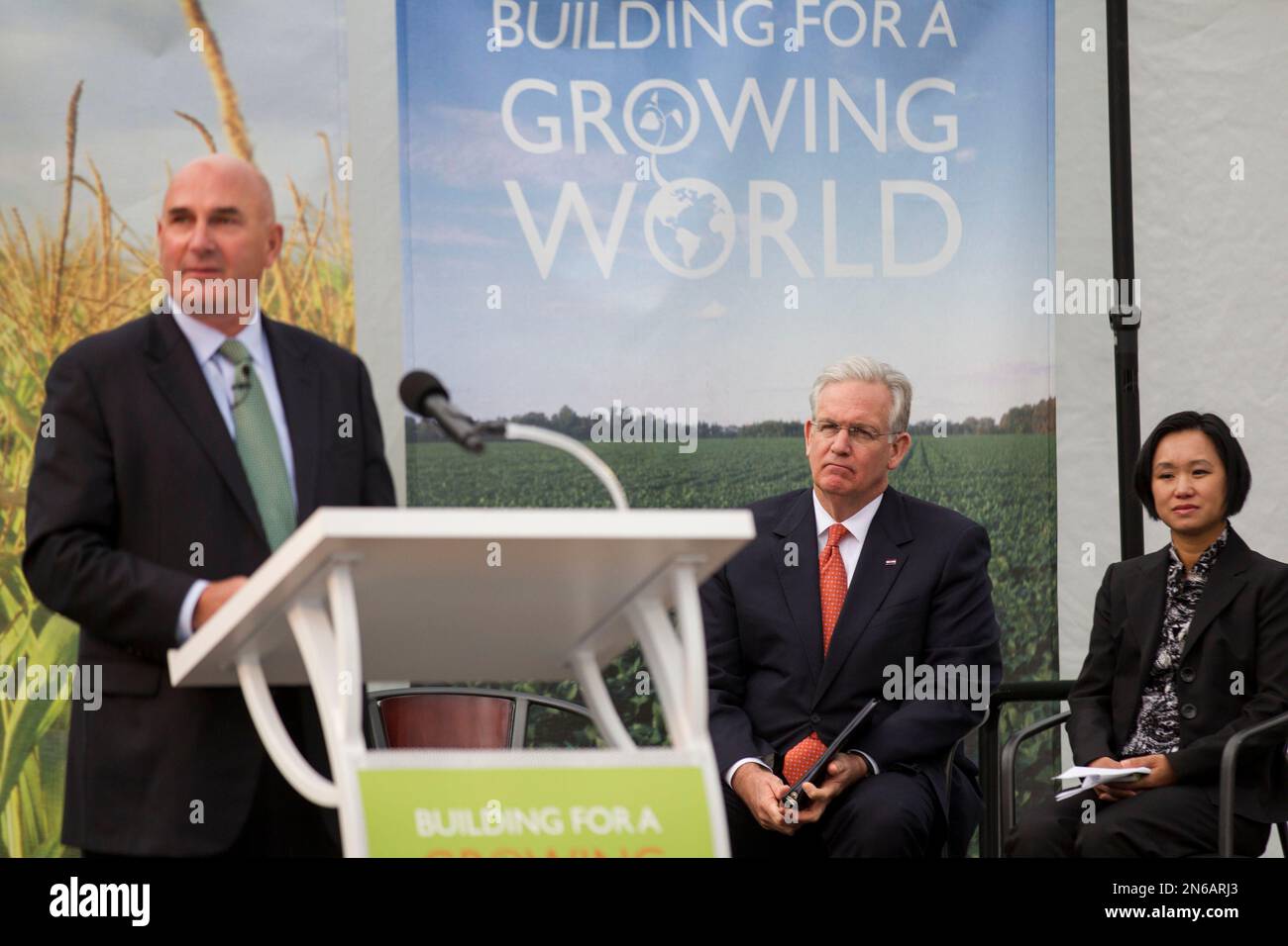 Hugh Grant, left, Monsanto chairman and chief executive officer ...