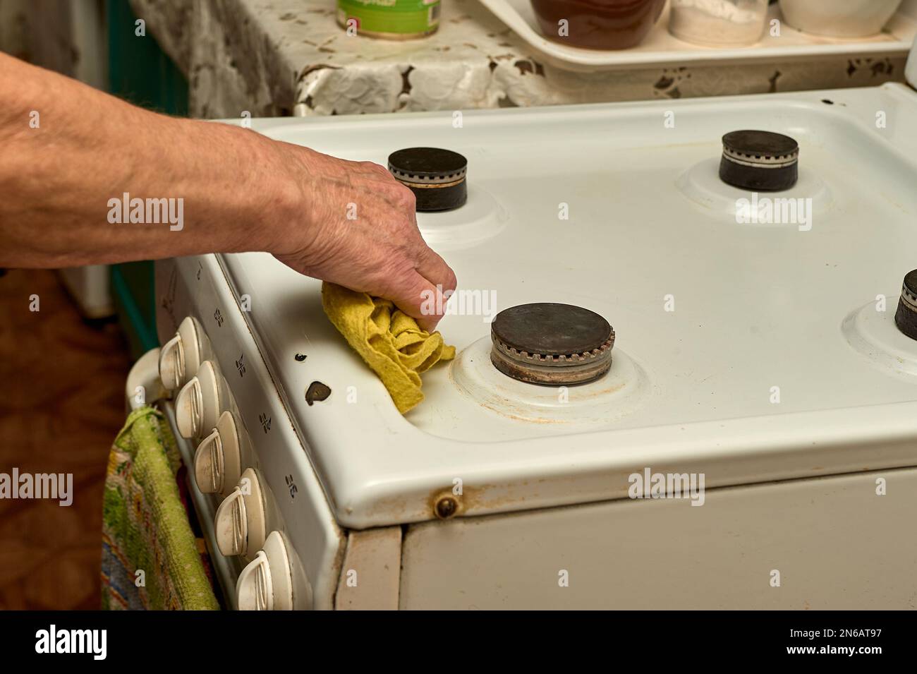 Cleaning white gas stove sponge hi-res stock photography and images - Alamy
