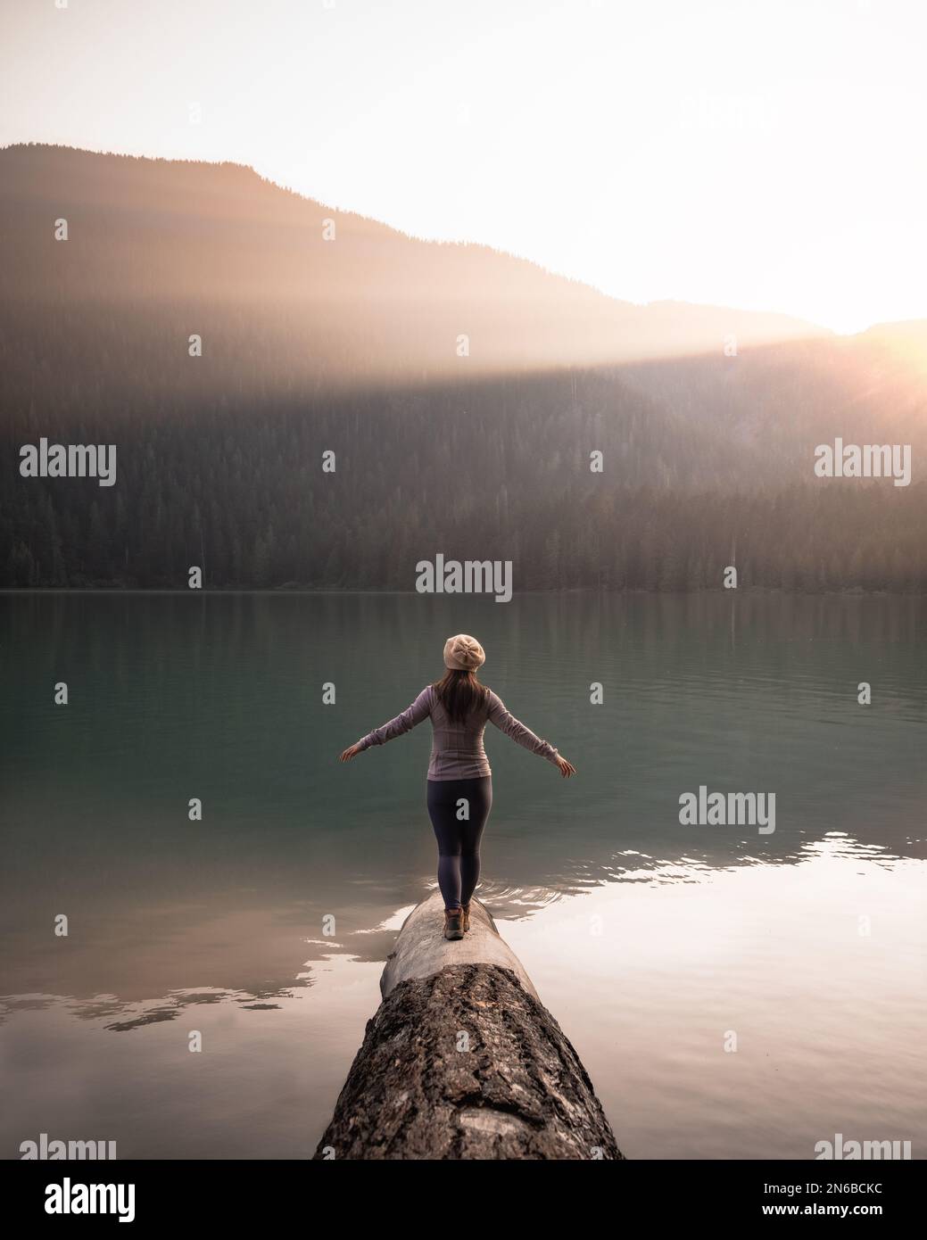 Girl lake hi-res stock photography and images - Alamy