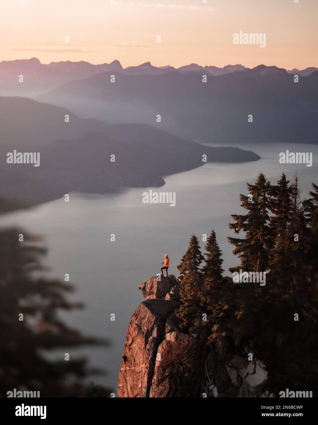 Girl looking mountain scenery hi-res stock photography and images - Alamy