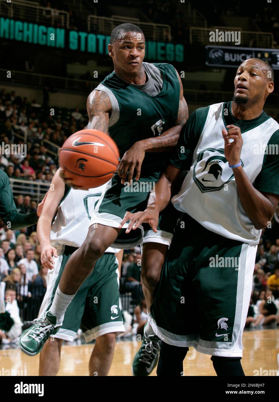 Michigan State's Keith Appling, left, dishes off against Adreian Payne ...