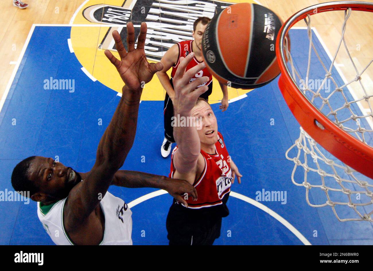 James Gist , left, of Greece's BC Panathinaikos is challenged by Darius ...