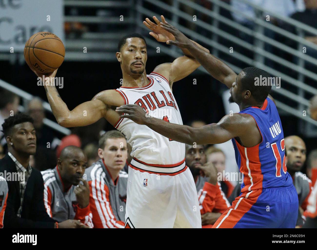 Chicago Bulls guard Derrick Rose (1) looks to a pass as Detroit Pistons ...