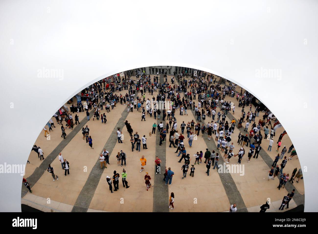 Thousands of football fans are reflected in Anish Kapoor's "Sky Mirror ...