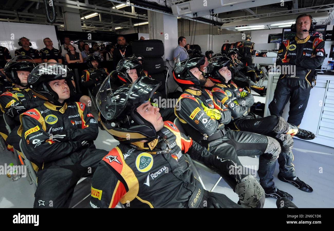 Lotus team pit crew monitor the Japanese Formula One Grand Prix in ...