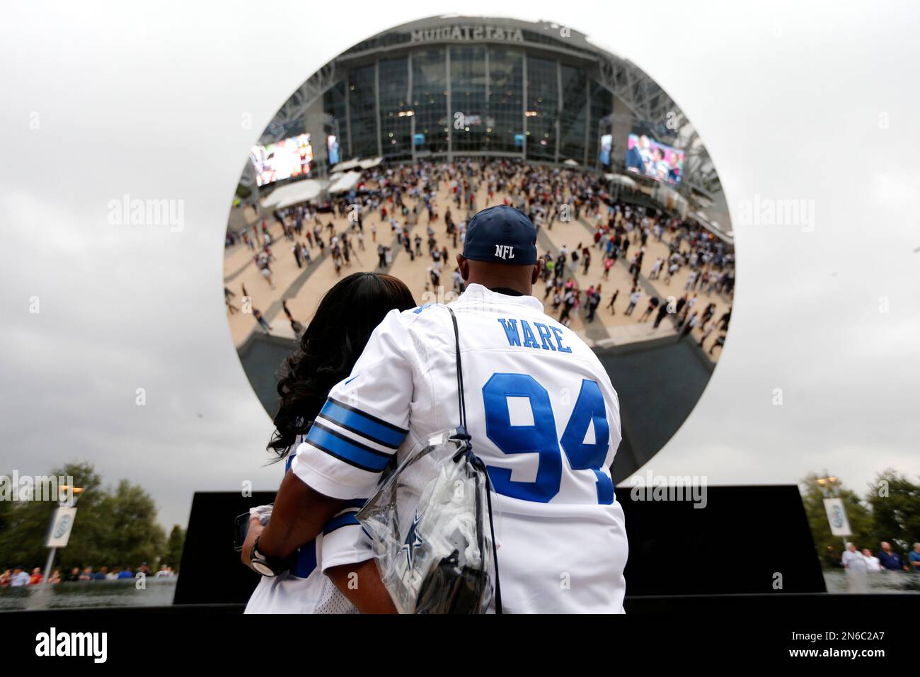 Dallas Cowboys fans Alicia and Jesse Reid take photos of their ...