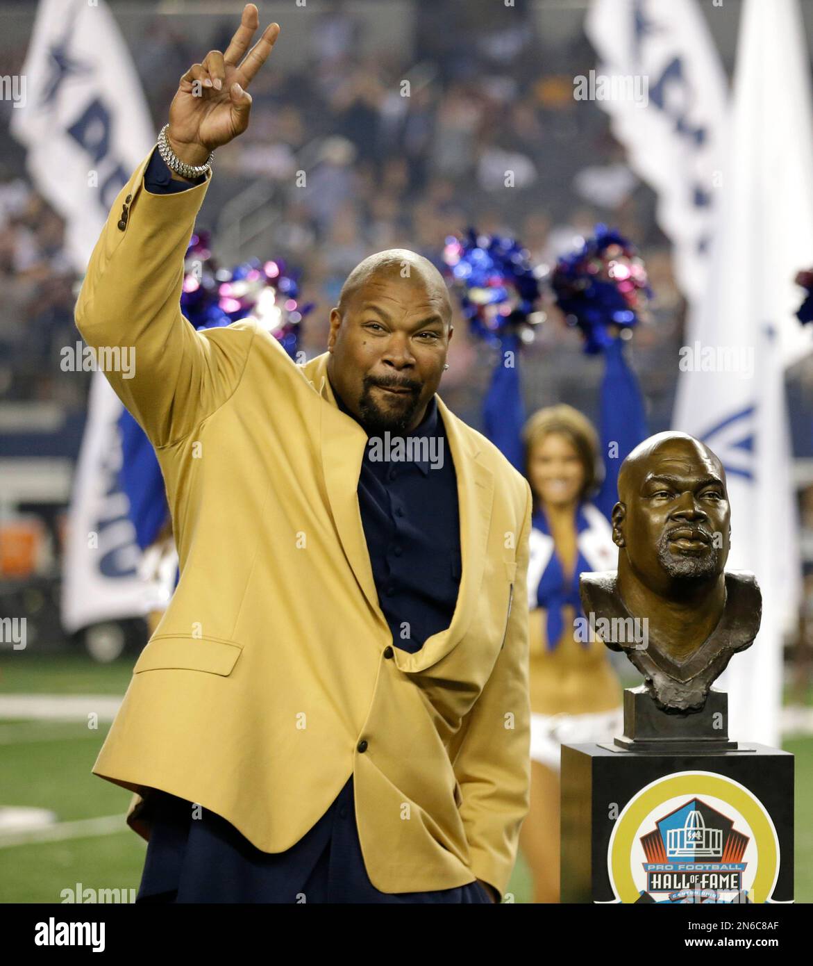 Hall of Fame inductee and former Dallas Cowboys player Larry Allen ...