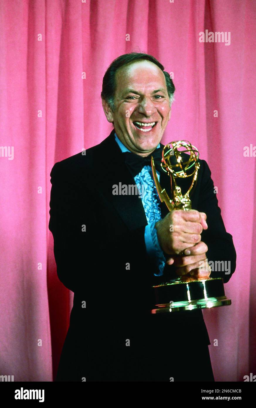 LOS ANGELES, CA - MAY 20, 1973: "The Odd Couple" co-star Jack Klugman ...