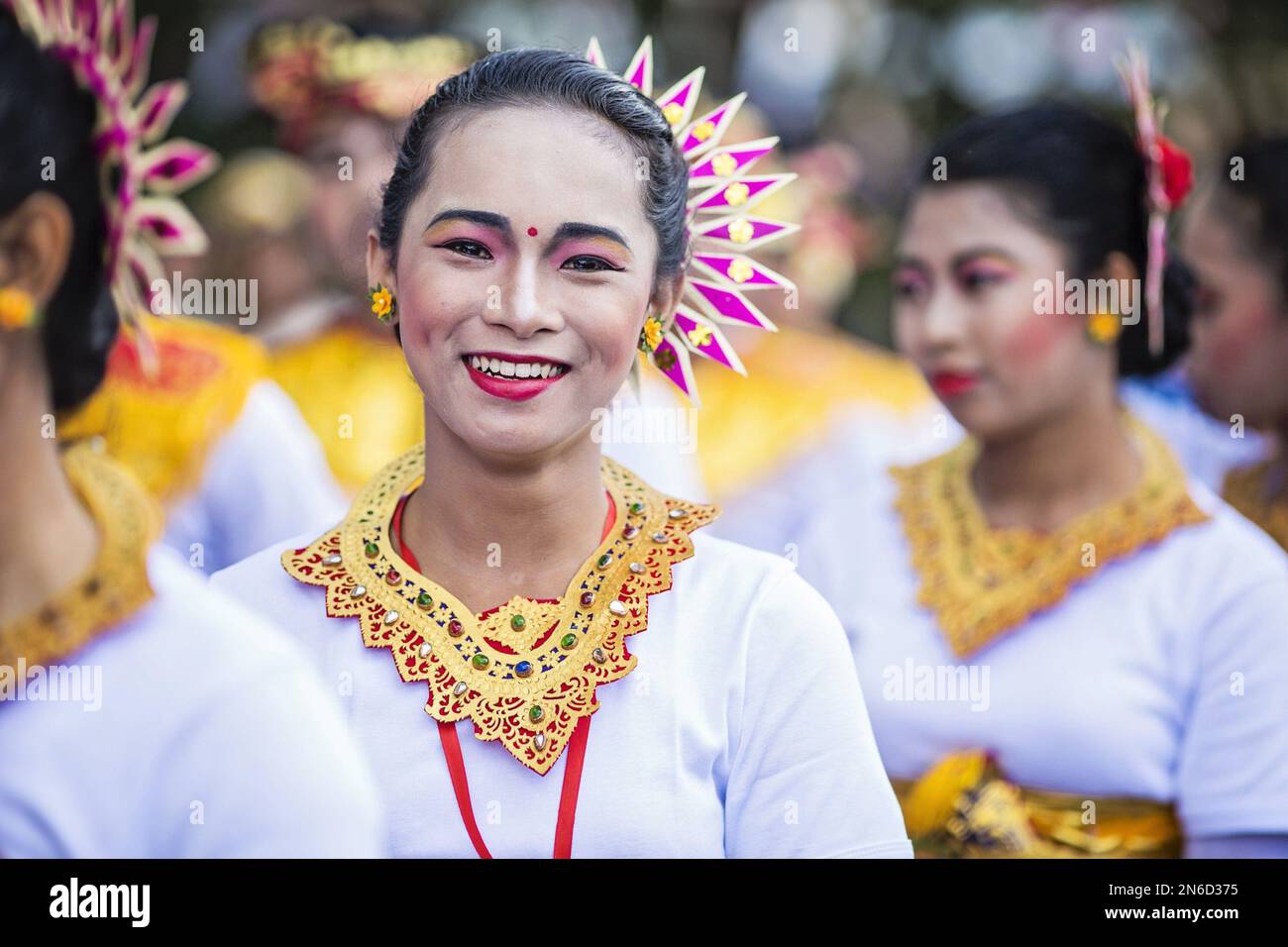 A Balinese lady wearing traditional dress on a ceremony Stock Photo - Alamy