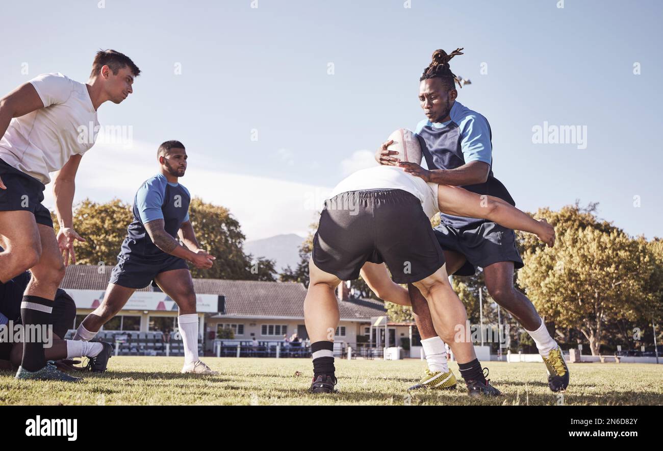 Rugby player tackling opponent hi-res stock photography and images - Alamy