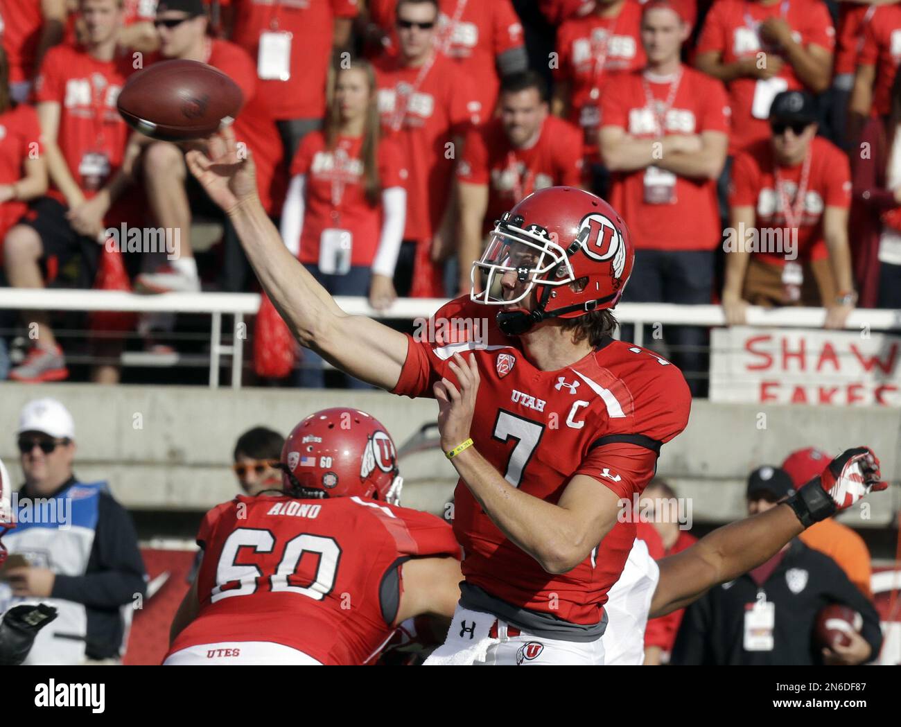 Utah quarterback Travis Wilson (7) passes the ball in the first quarter ...