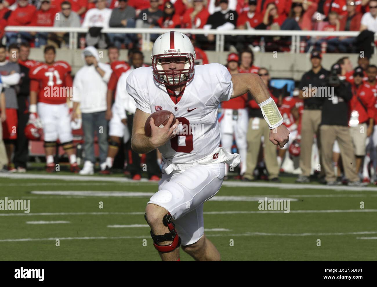 Stanford quarterback Kevin Hogan (8) carries the ball in the first ...