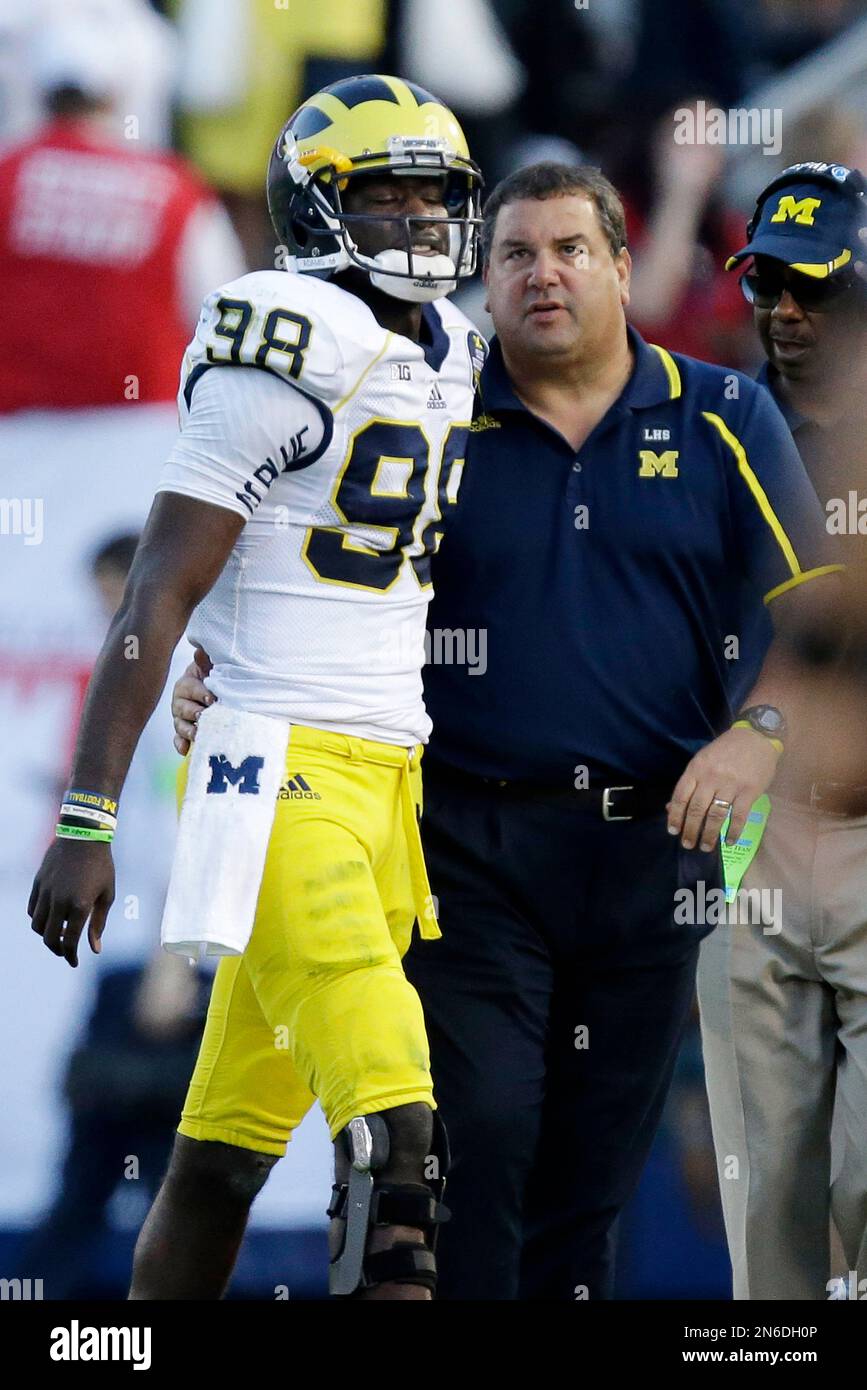 Michigan head coach Brady Hoke, right, talks with Michigan quarterback ...