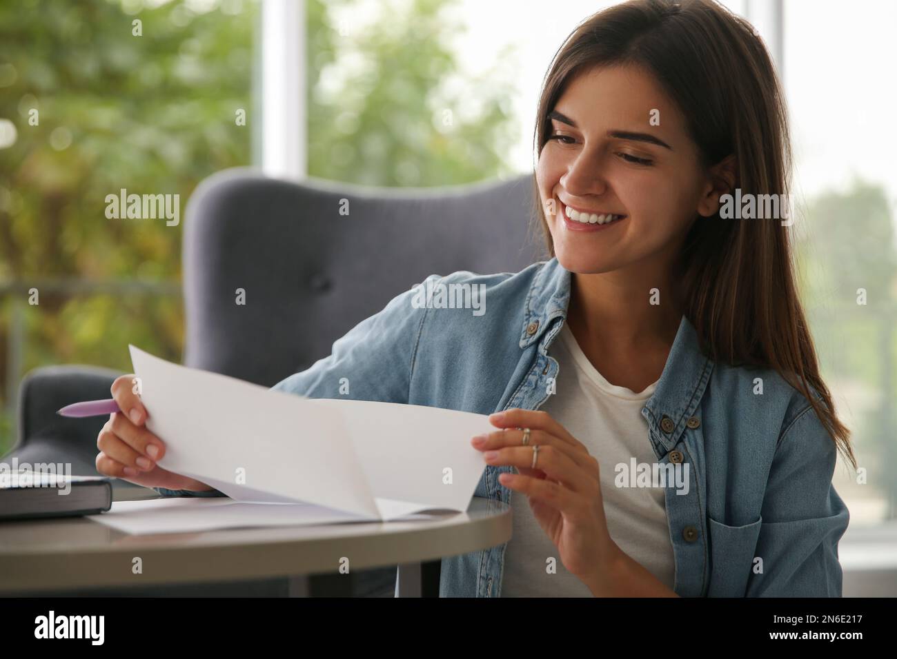 Woman reading paper letter hi-res stock photography and images - Alamy