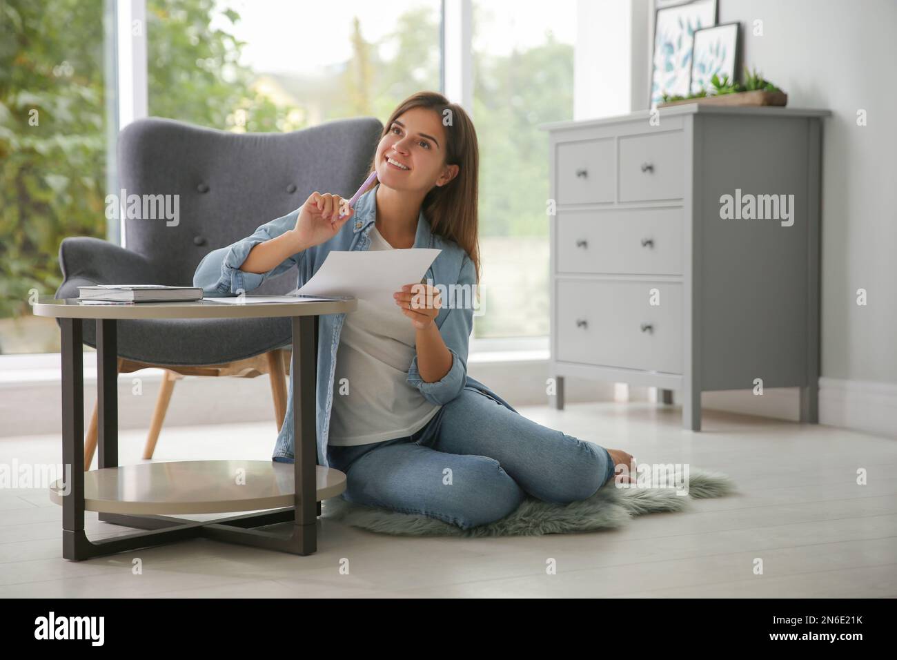 Woman writing paper hi-res stock photography and images - Alamy