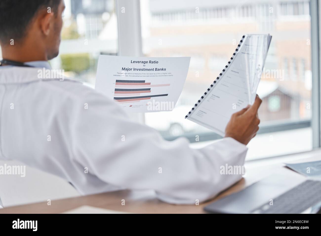 Doctor reading medical charts hi-res stock photography and images - Alamy