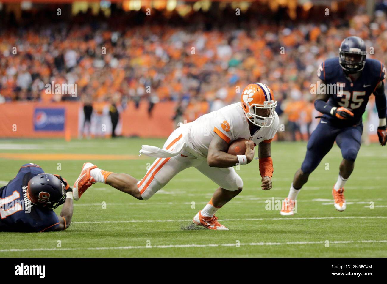 Clemson quarterback Tajh Boyd (10) runs against Syracuse during the ...