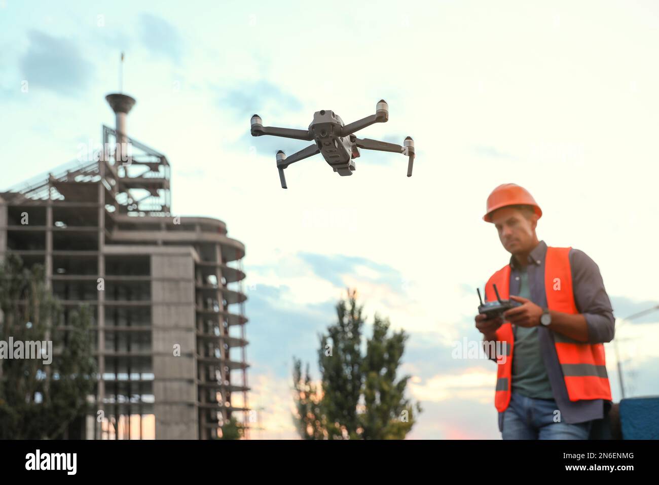 Builder operating drone remote hi-res stock photography and images - Alamy