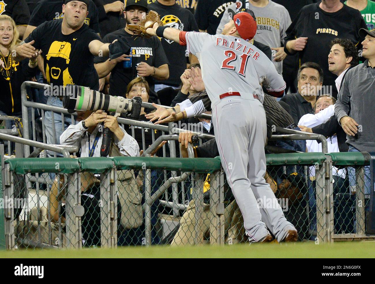Cincinnati Reds third baseman Todd Frazier (21) reaches into the ...