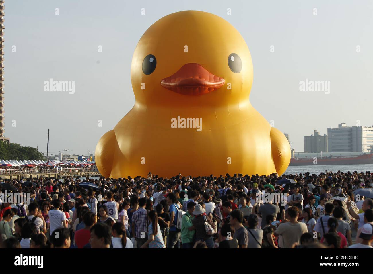 Thousands watch the arrival of a giant rubber duck in the port of ...