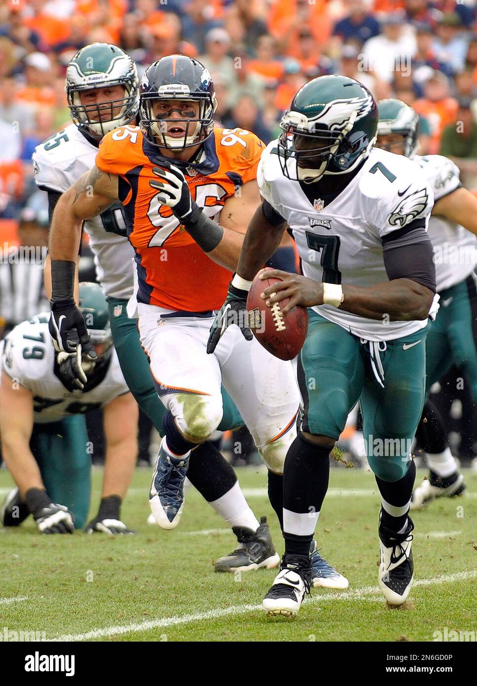 Philadelphia Eagles quarterback Michael Vick (7) scrambles under ...