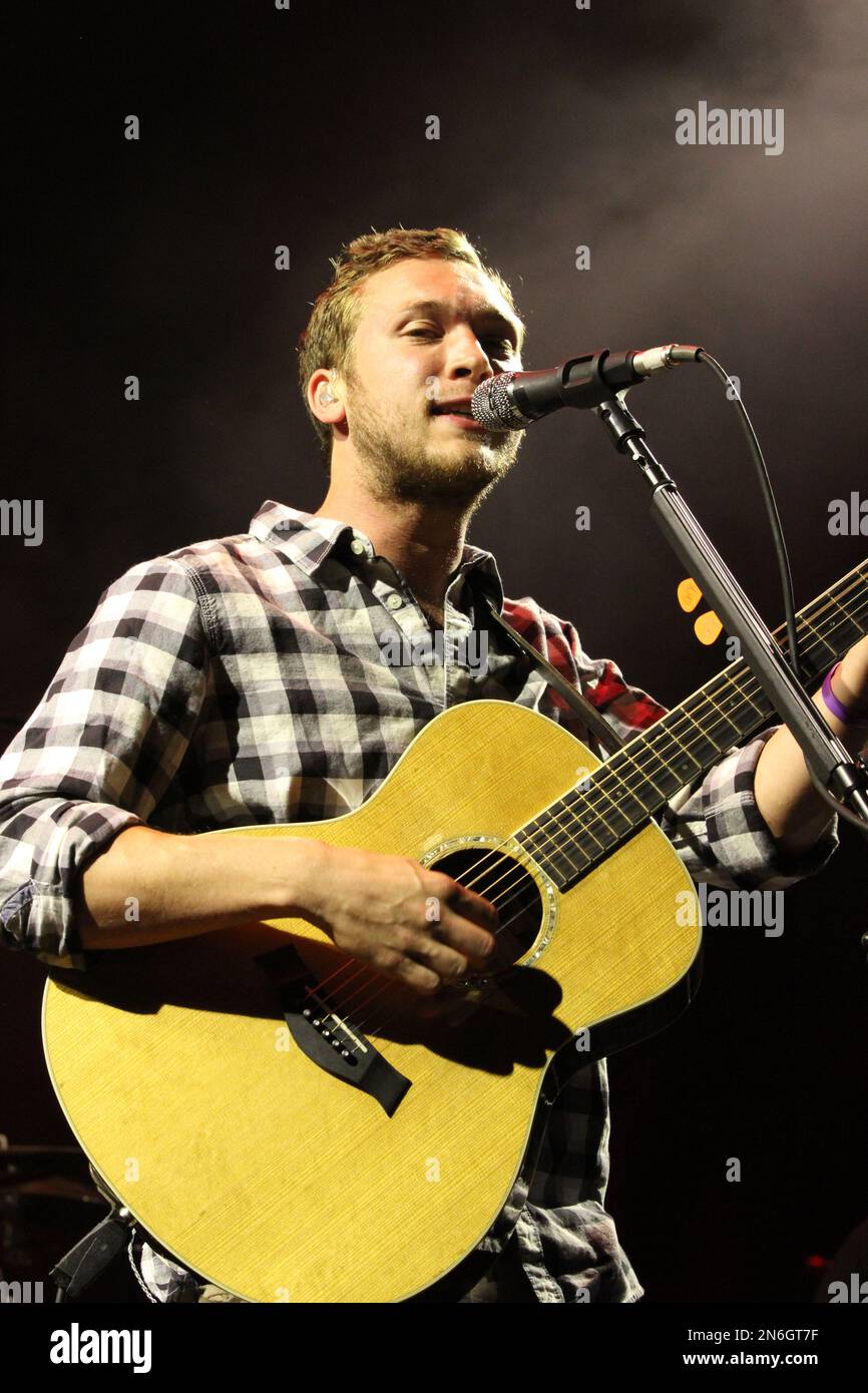 American Idol Winner Phillip Phillips performing at Aaron's ...