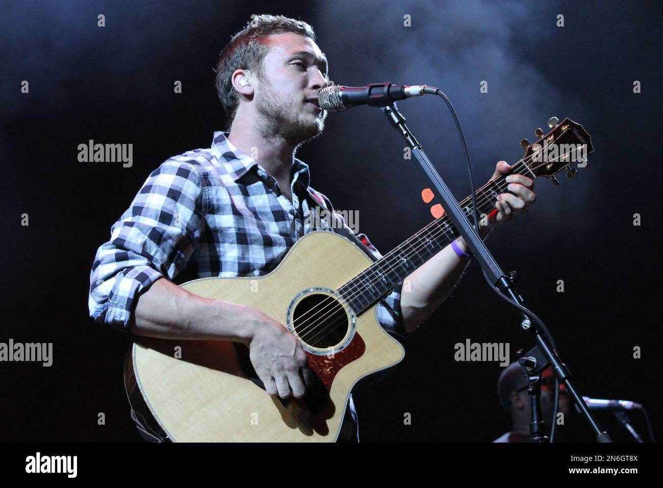 American Idol Winner Phillip Phillips performing at Aaron's ...