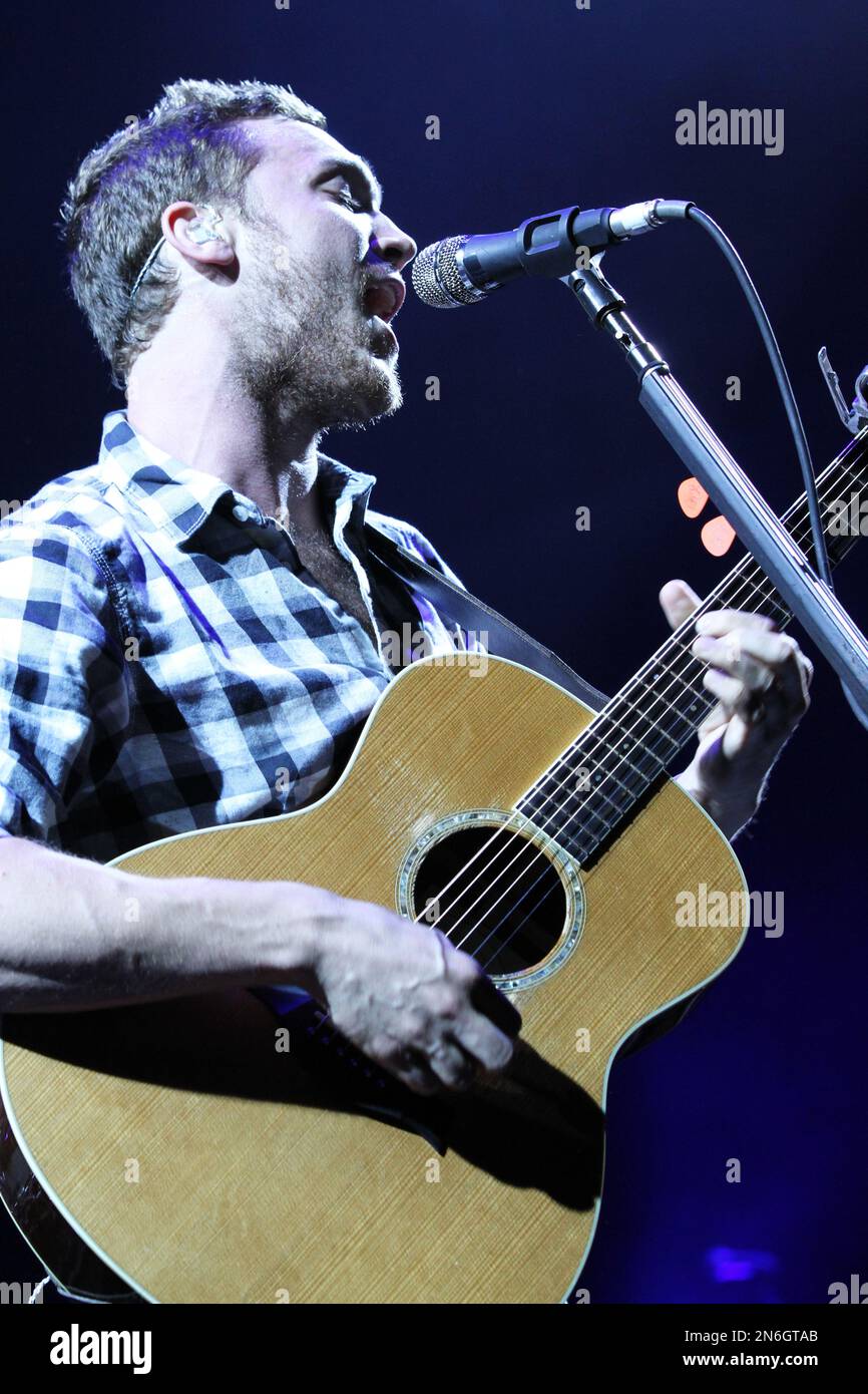 American Idol Winner Phillip Phillips performing at Aaron's ...