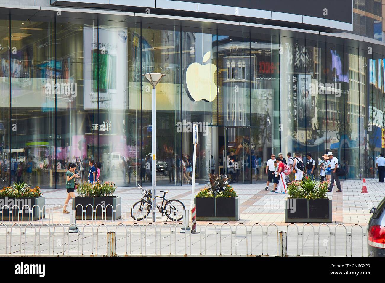 Apple Store Wangfujing, 138, Beijing, China Stock Photo - Alamy