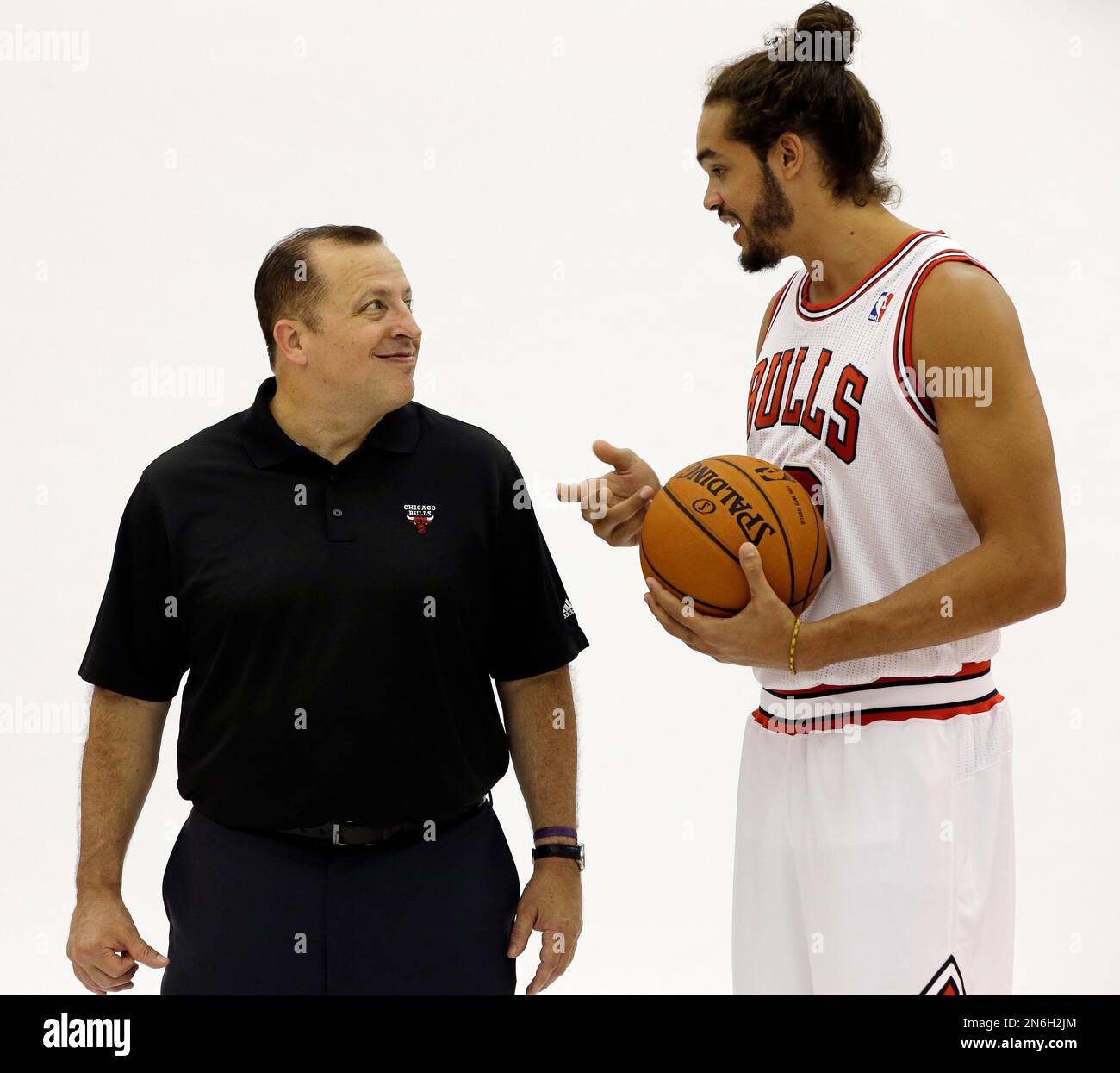 Chicago Bulls head coach Tom Thibodeau, left, smiles as he listens to ...