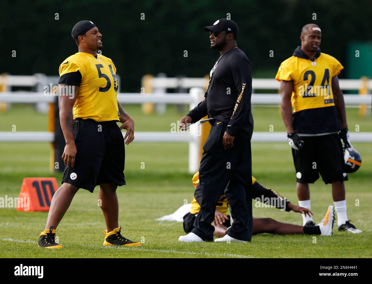 The Pittsburgh Steelers' head coach Mike Tomlin, centre, conducts a ...