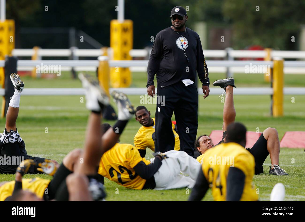 The Pittsburgh Steelers' head coach Mike Tomlin, centre, conducts a ...