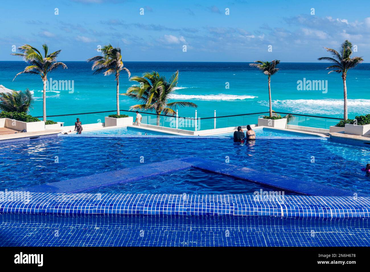 Turquoise swimming pool water hi-res stock photography and images - Alamy