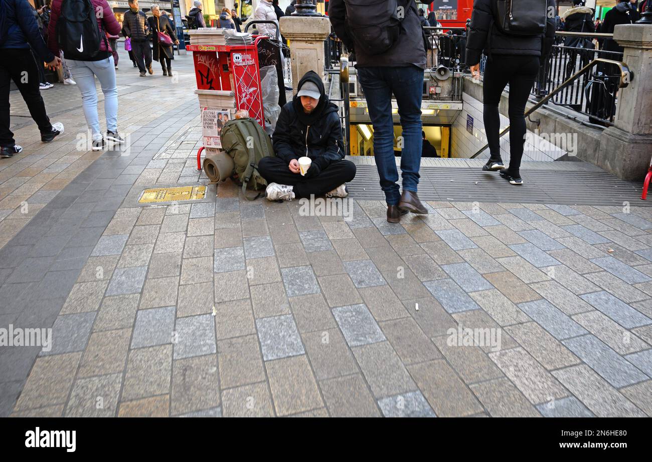 London, England, UK. Homeless man sitting on the pavement in Oxford ...