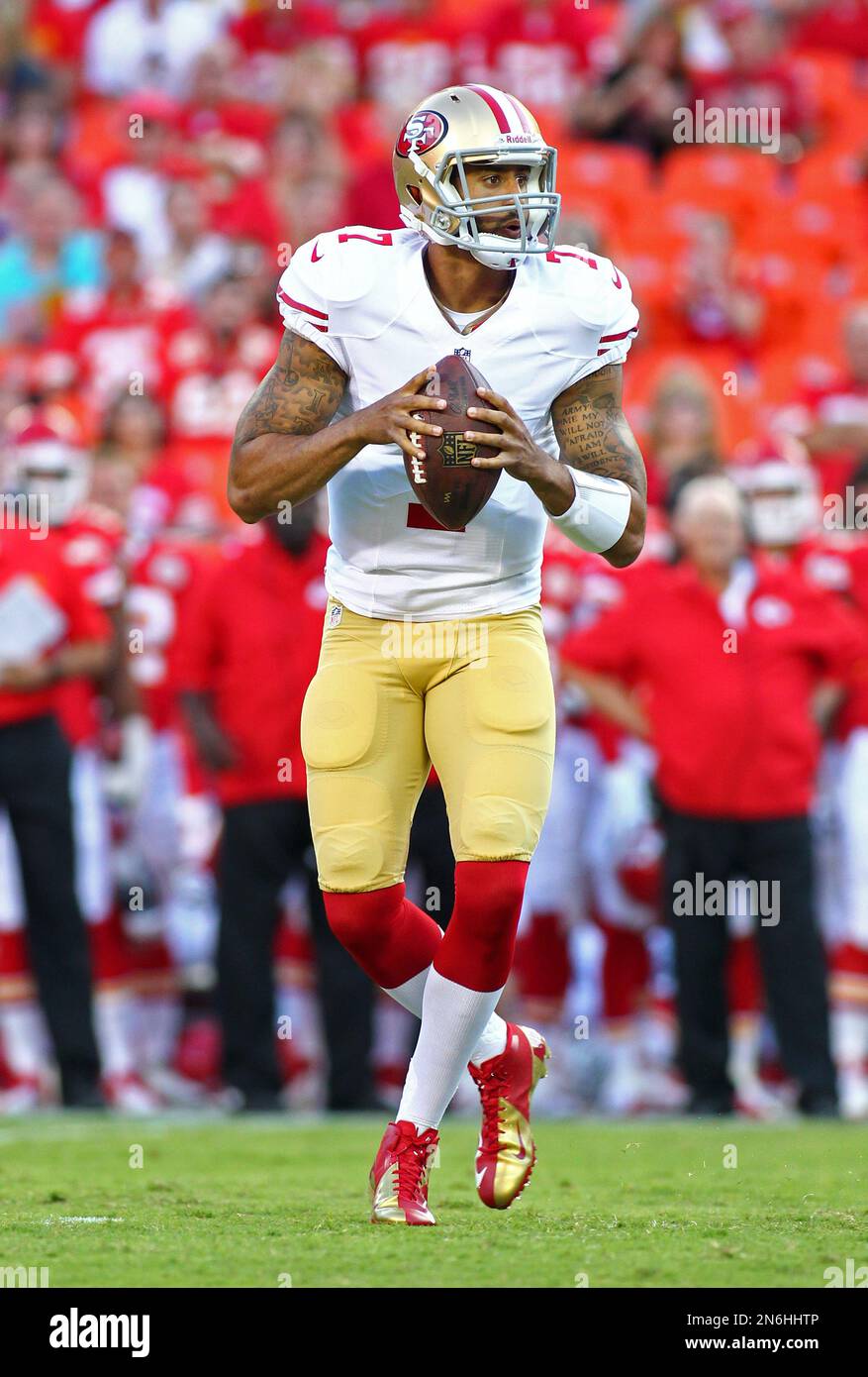 San Francisco 49ers quarterback Colin Kaepernick (7) drops back to pass ...