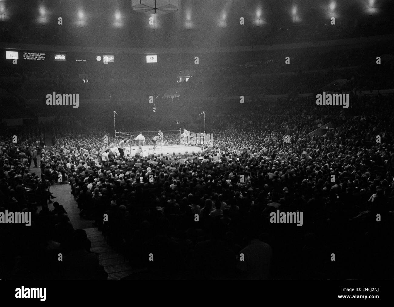 General view of the Frazier vs Quarry boxing match at New York's ...