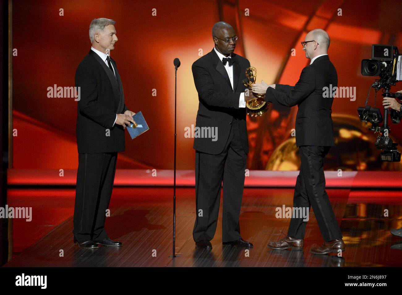 From left, Mark Harmon and Andre Braugher present Steven Soderbergh ...