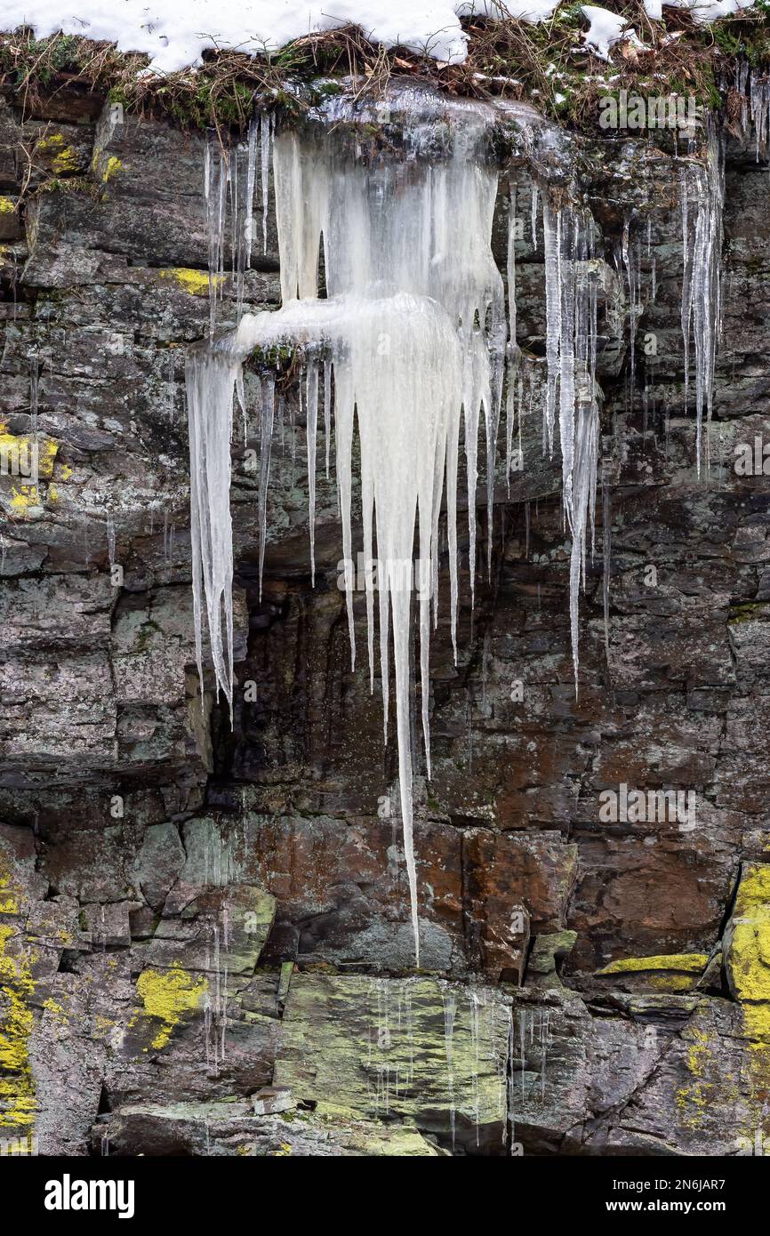Icicles on a rock wall hi-res stock photography and images - Alamy