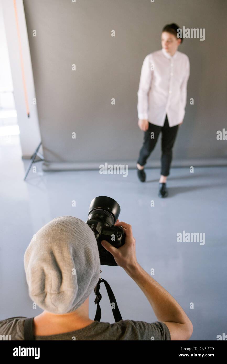 Photographer and model during studio session Stock Photo - Alamy