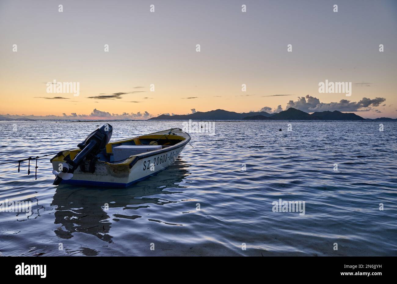kleine Boote auf dem Meer vor Sonnenuntergang auf La Digue, Seychellen ...
