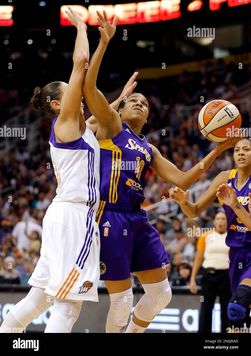 Los Angeles Sparks' Lindsey Harding (10) drives against Phoenix Mercury ...