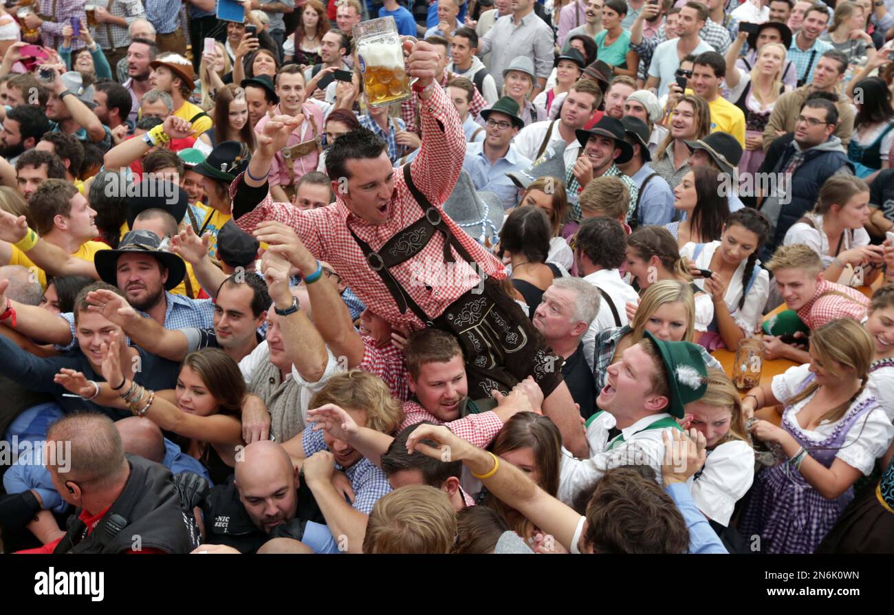 Young people celebrate the opening ceremony in the "Hofbraeuzelt' beer ...